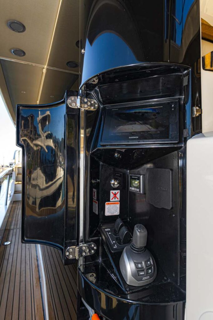 Absolute-Navetta-64-joystick – Ita Yachts Canada